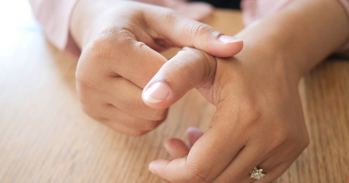 Broken Finger (Finger Fracture): Symptoms & Treatment